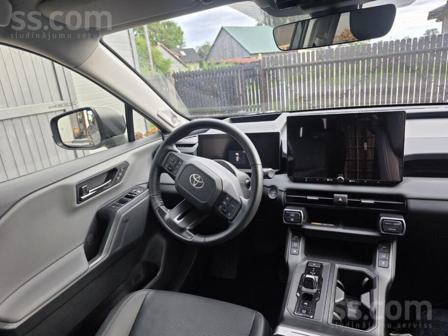 Melns Toyota RAV4 2026 Rīga, ar dzinēja tilpumu 2.50 L un nobraukumu 7 tūkst. km par 53990 €, foto 6 vietnē AUTOMOTO.COM.LV