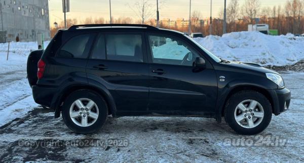 Melns Toyota RAV4 2004 Tallina, ar dzinēja tilpumu 2.00 L un nobraukumu 337 tūkst. km par 2499 €, foto 9 vietnē AUTOMOTO.COM.LV