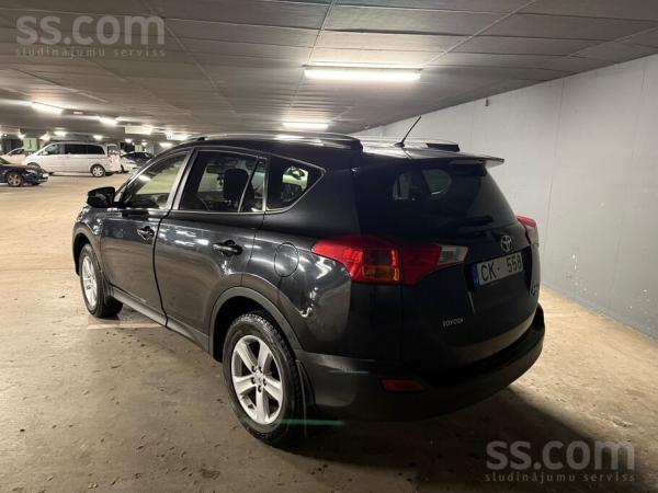 Black Toyota RAV4 2013 in Riga, with an engine capacity of 2.00 L and mileage of 117 thousand km for 10800 €, photo 4 on AUTOMOTO.COM.LV