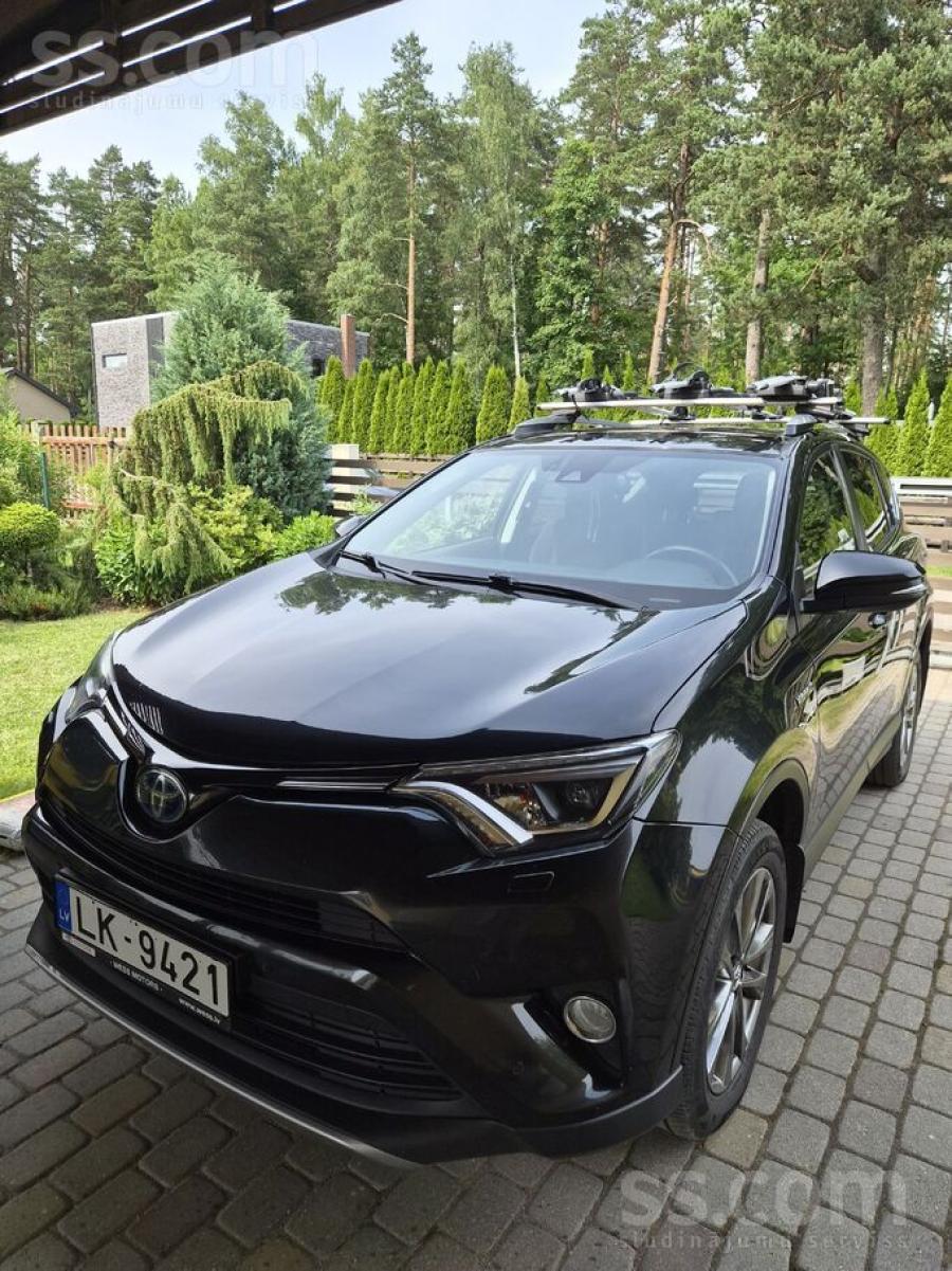 Black Toyota RAV4 2018 in Riga, with an engine capacity of 2.50 L and mileage of 206 thousand km for 16000 €, photo 1 on AUTOMOTO.COM.LV