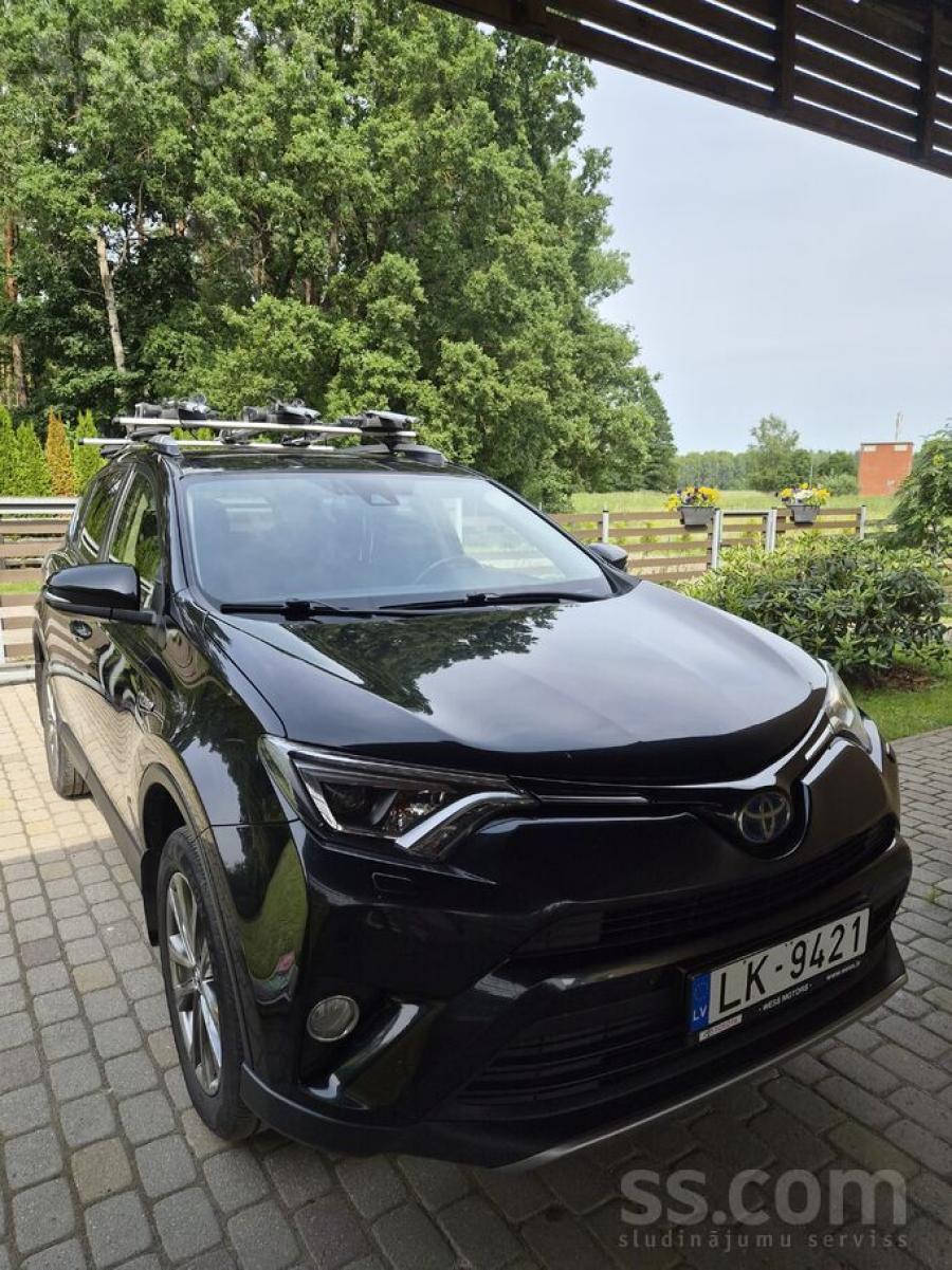 Black Toyota RAV4 2018 in Riga, with an engine capacity of 2.50 L and mileage of 206 thousand km for 16000 €, photo 3 on AUTOMOTO.COM.LV