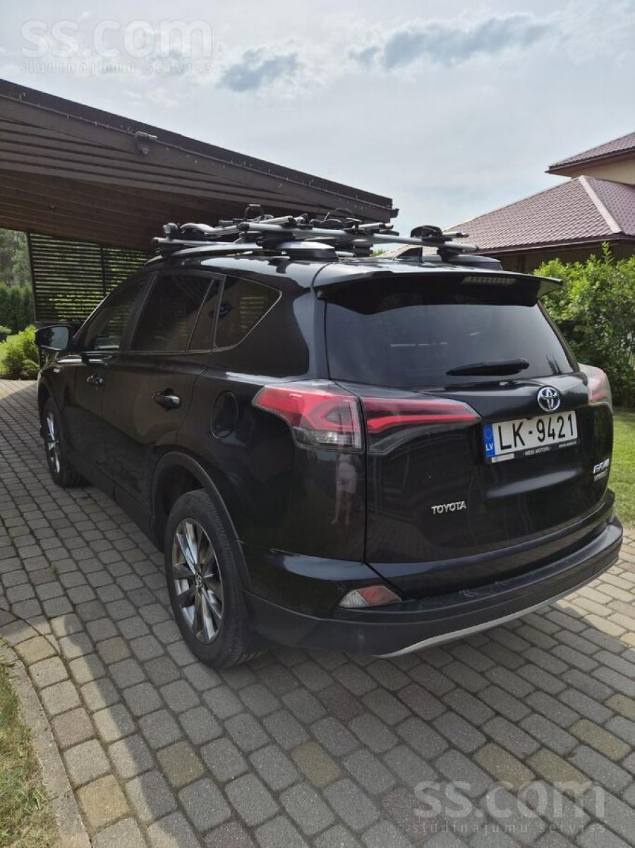 Black Toyota RAV4 2018 in Riga, with an engine capacity of 2.50 L and mileage of 206 thousand km for 16000 €, photo 5 on AUTOMOTO.COM.LV