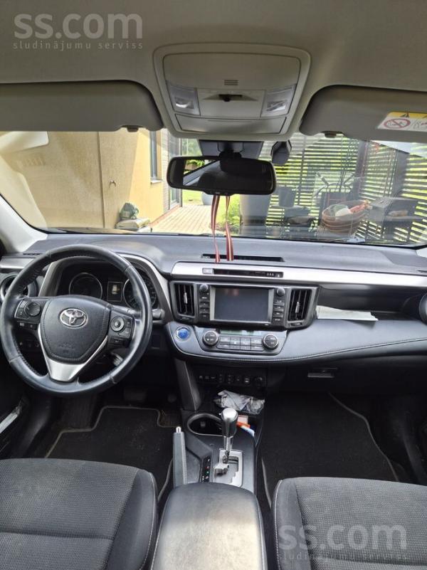 Black Toyota RAV4 2018 in Riga, with an engine capacity of 2.50 L and mileage of 206 thousand km for 16000 €, photo 5 on AUTOMOTO.COM.LV
