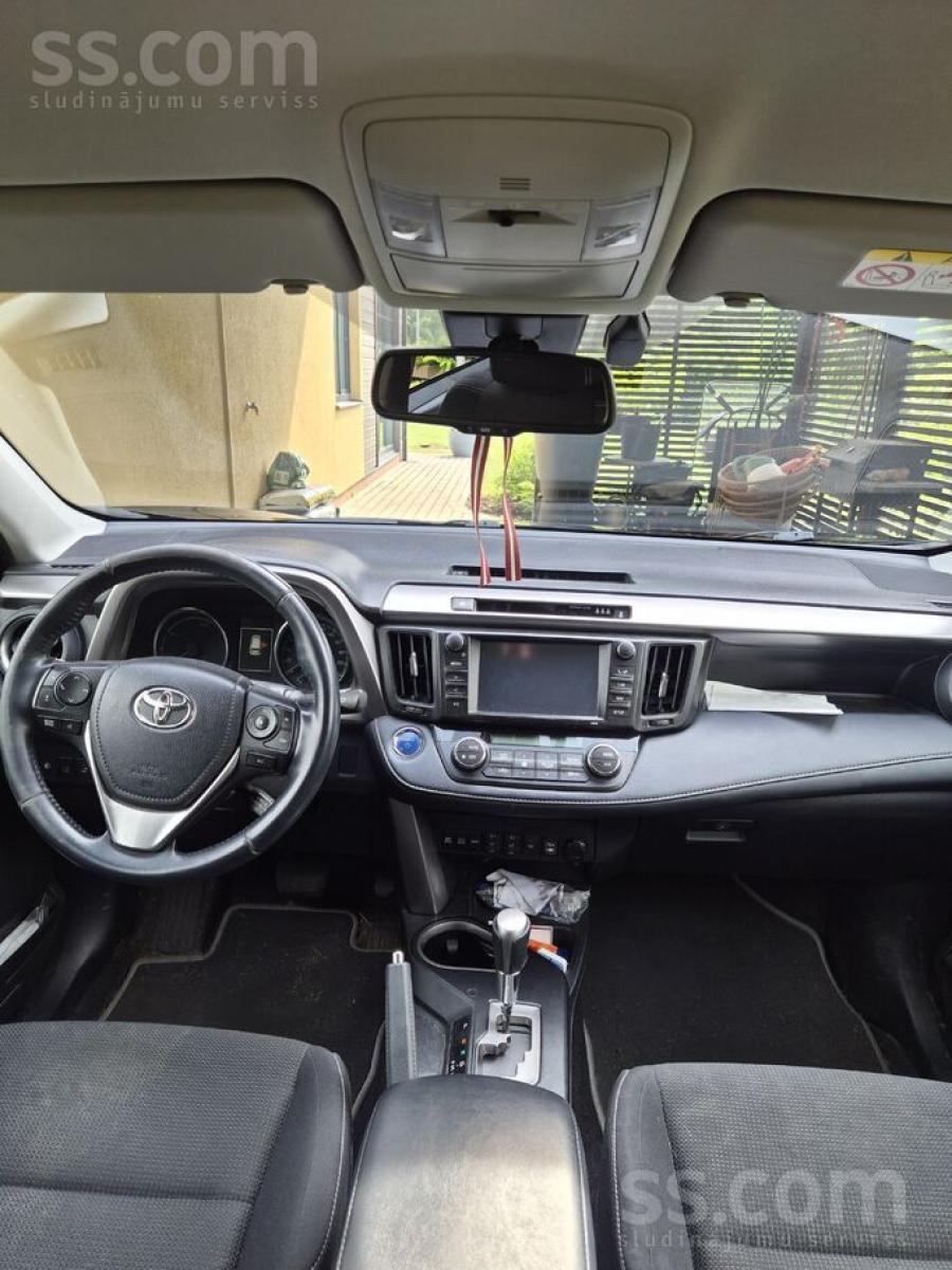 Black Toyota RAV4 2018 in Riga, with an engine capacity of 2.50 L and mileage of 206 thousand km for 16000 €, photo 6 on AUTOMOTO.COM.LV