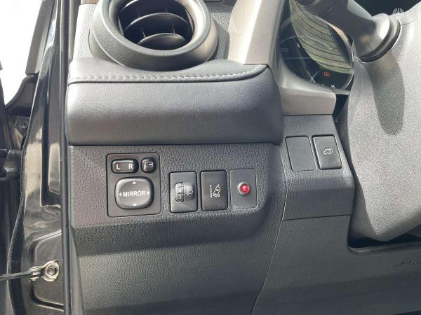 Toyota RAV4 2018 Viļņa vietnē Melns Toyota RAV4 2018 Viļņa, ar dzinēja tilpumu 2.50 L un nobraukumu 186 tūkst. km par 16700 €, foto 9 vietnē AUTOMOTO.COM.LV