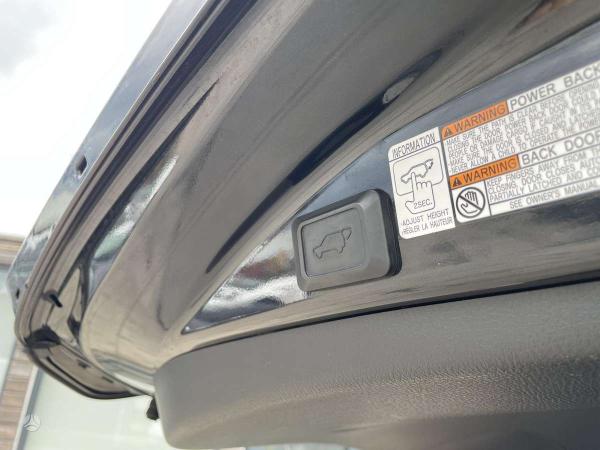 Toyota RAV4 2018 Viļņa vietnē Melns Toyota RAV4 2018 Viļņa, ar dzinēja tilpumu 2.50 L un nobraukumu 186 tūkst. km par 16700 €, foto 10 vietnē AUTOMOTO.COM.LV