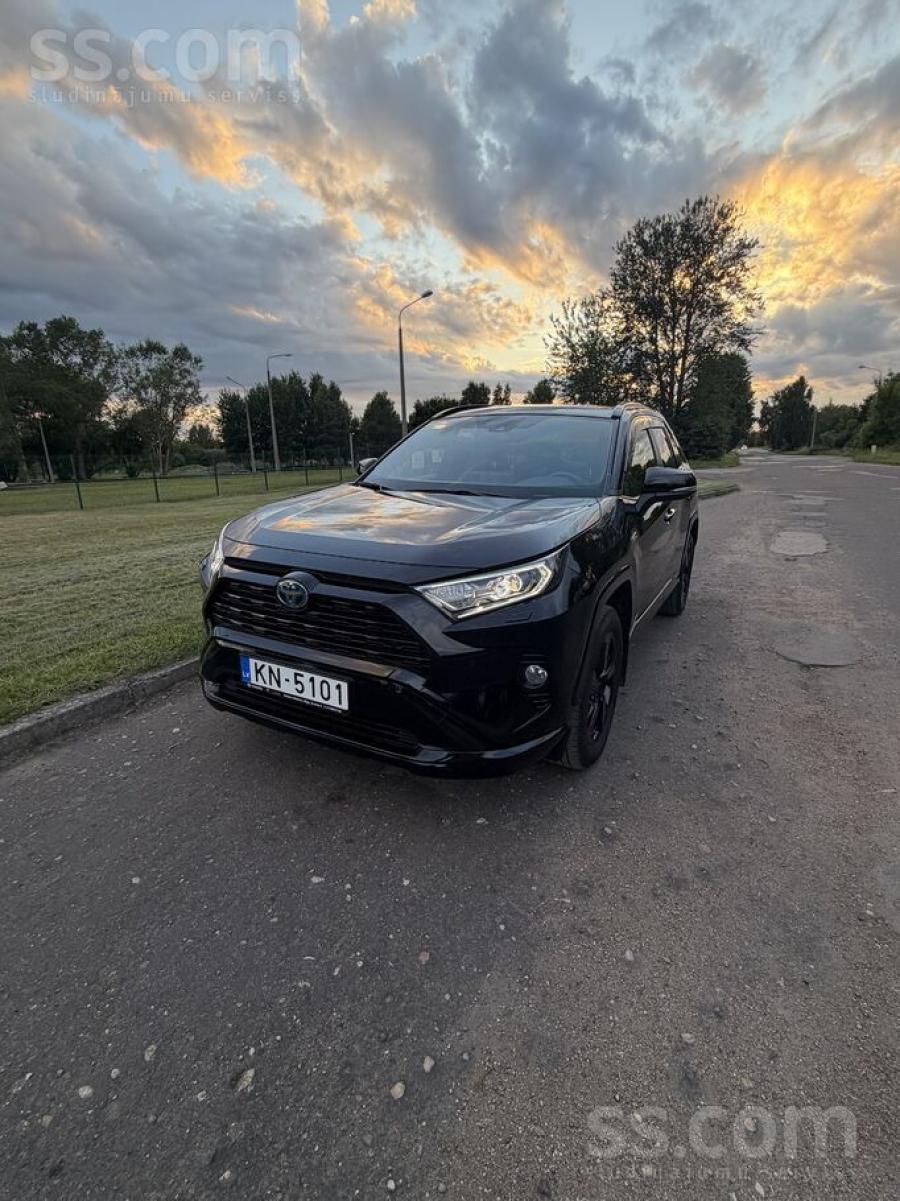 Black Toyota RAV4 2021 in Riga, with an engine capacity of 2.50 L and mileage of 105 thousand km for 33000 €, photo 1 on AUTOMOTO.COM.LV