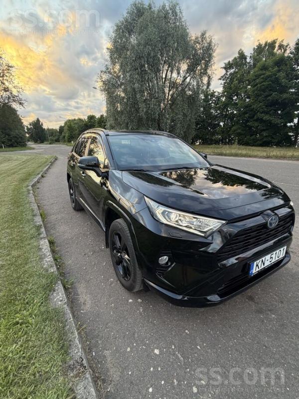 Black Toyota RAV4 2021 in Riga, with an engine capacity of 2.50 L and mileage of 105 thousand km for 33000 €, photo 2 on AUTOMOTO.COM.LV