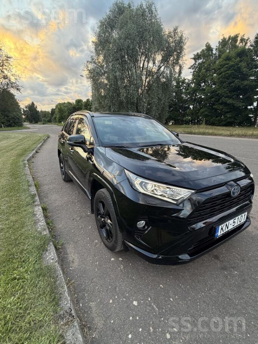Black Toyota RAV4 2021 in Riga, with an engine capacity of 2.50 L and mileage of 105 thousand km for 33000 €, photo 3 on AUTOMOTO.COM.LV