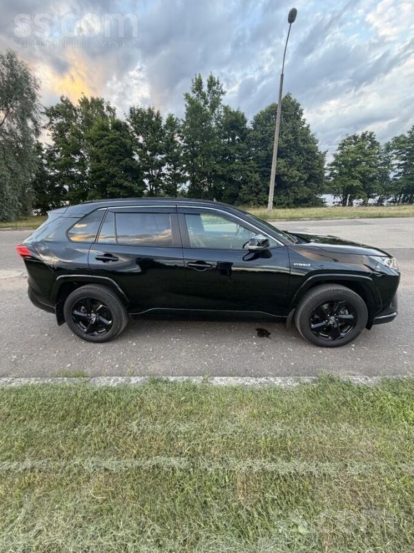 Black Toyota RAV4 2021 in Riga, with an engine capacity of 2.50 L and mileage of 105 thousand km for 33000 €, photo 3 on AUTOMOTO.COM.LV