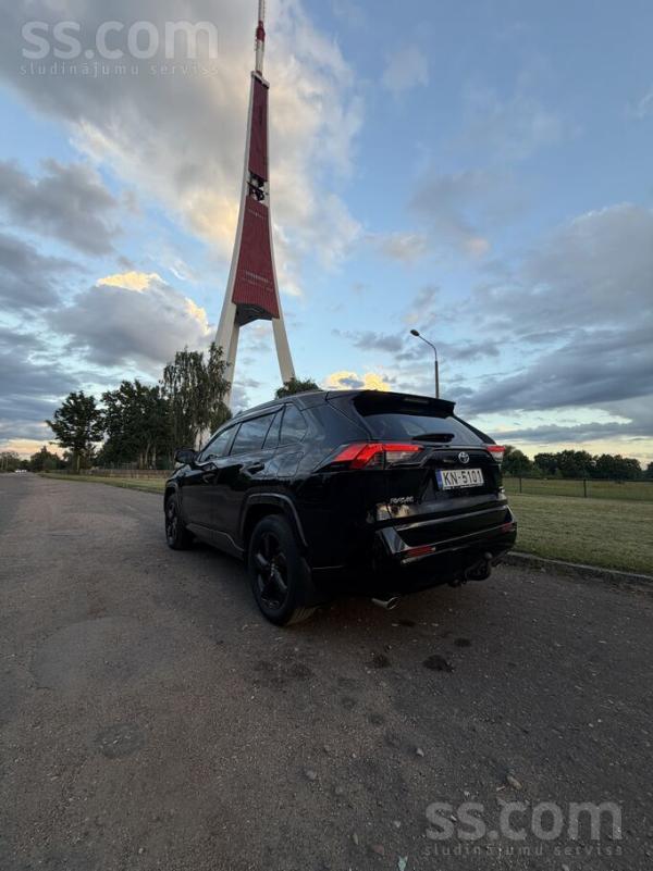 Black Toyota RAV4 2021 in Riga, with an engine capacity of 2.50 L and mileage of 105 thousand km for 33000 €, photo 4 on AUTOMOTO.COM.LV