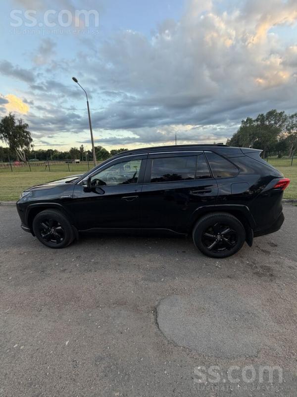 Black Toyota RAV4 2021 in Riga, with an engine capacity of 2.50 L and mileage of 105 thousand km for 33000 €, photo 5 on AUTOMOTO.COM.LV