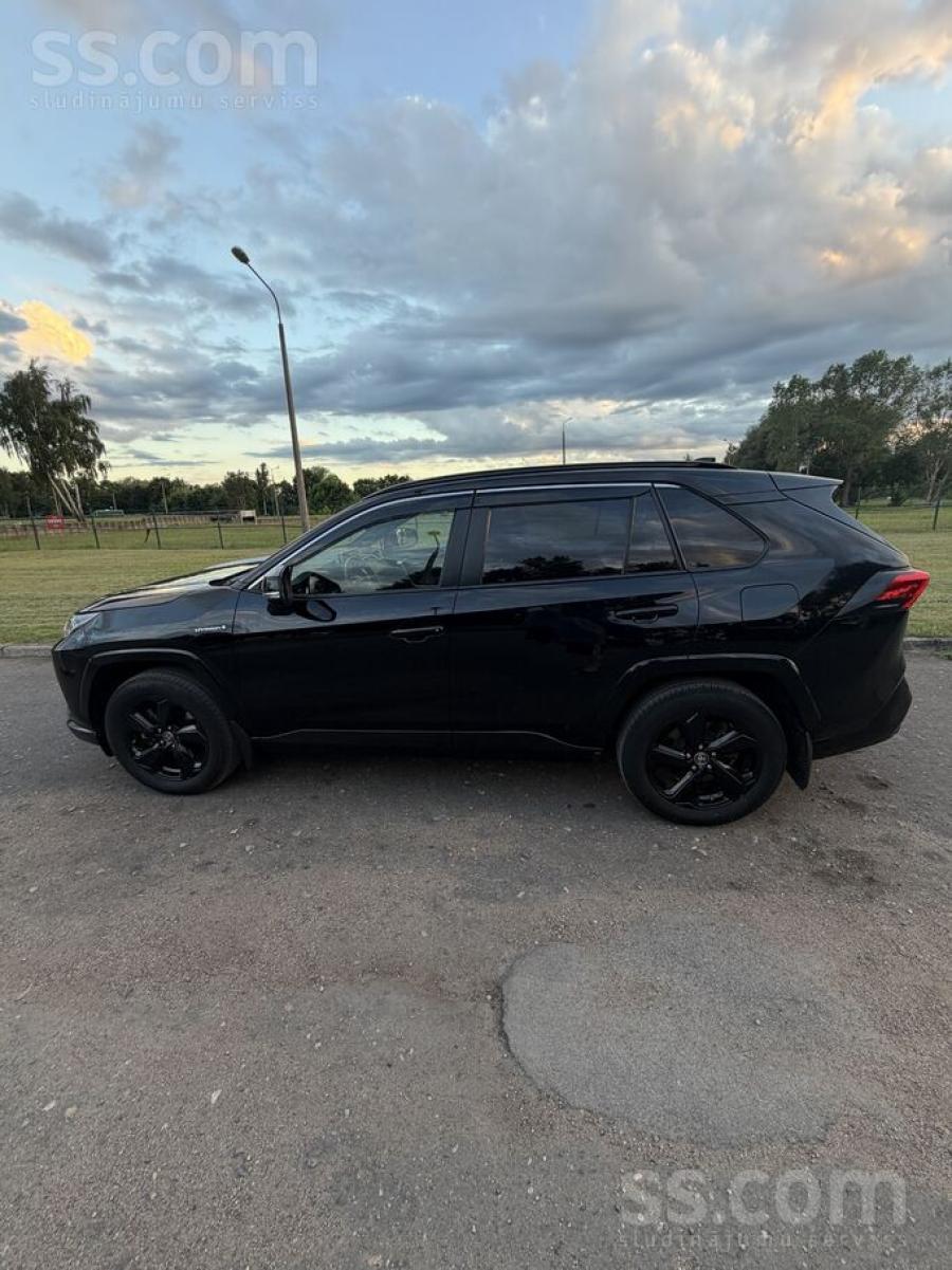 Black Toyota RAV4 2021 in Riga, with an engine capacity of 2.50 L and mileage of 105 thousand km for 33000 €, photo 6 on AUTOMOTO.COM.LV