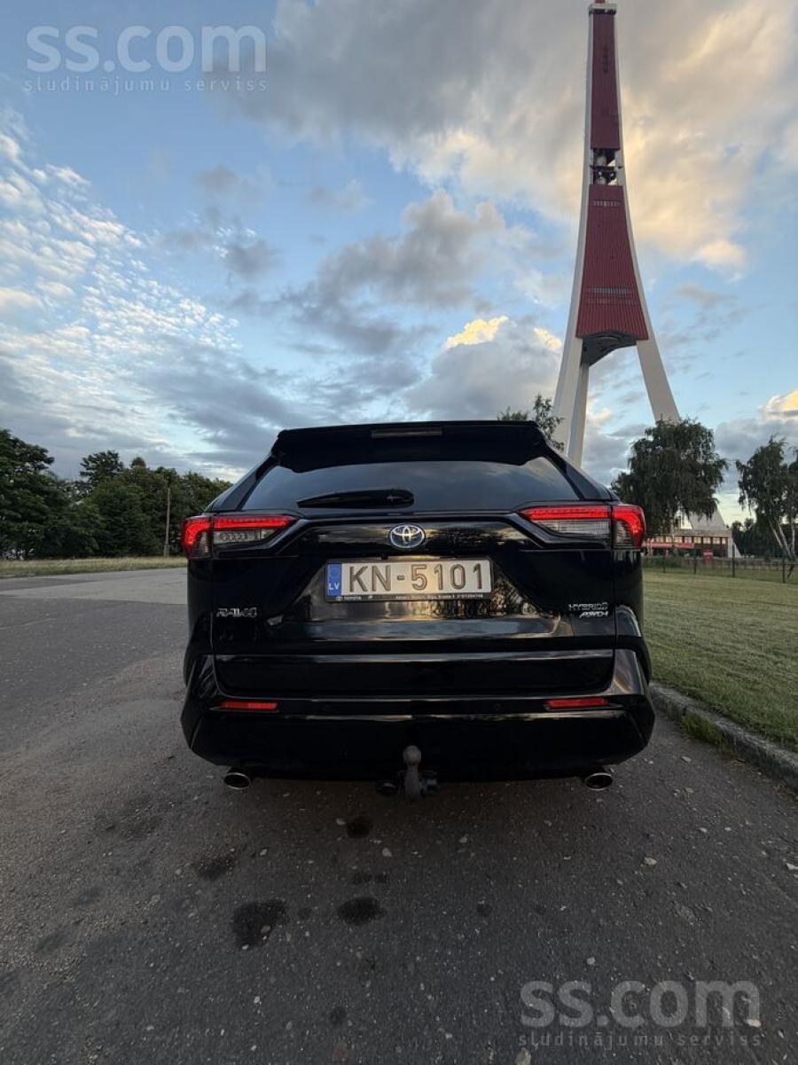 Black Toyota RAV4 2021 in Riga, with an engine capacity of 2.50 L and mileage of 105 thousand km for 33000 €, photo 7 on AUTOMOTO.COM.LV