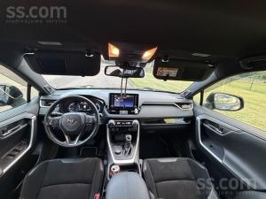 Black Toyota RAV4 2021 in Riga, with an engine capacity of 2.50 L and mileage of 105 thousand km for 33000 €, photo 13 on AUTOMOTO.COM.LV