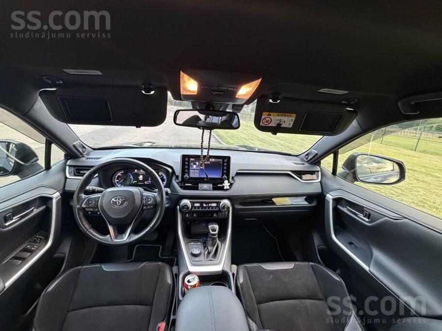 Black Toyota RAV4 2021 in Riga, with an engine capacity of 2.50 L and mileage of 105 thousand km for 33000 €, photo 13 on AUTOMOTO.COM.LV