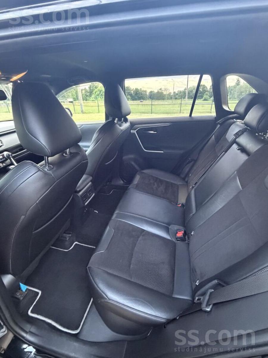 Black Toyota RAV4 2021 in Riga, with an engine capacity of 2.50 L and mileage of 105 thousand km for 33000 €, photo 17 on AUTOMOTO.COM.LV