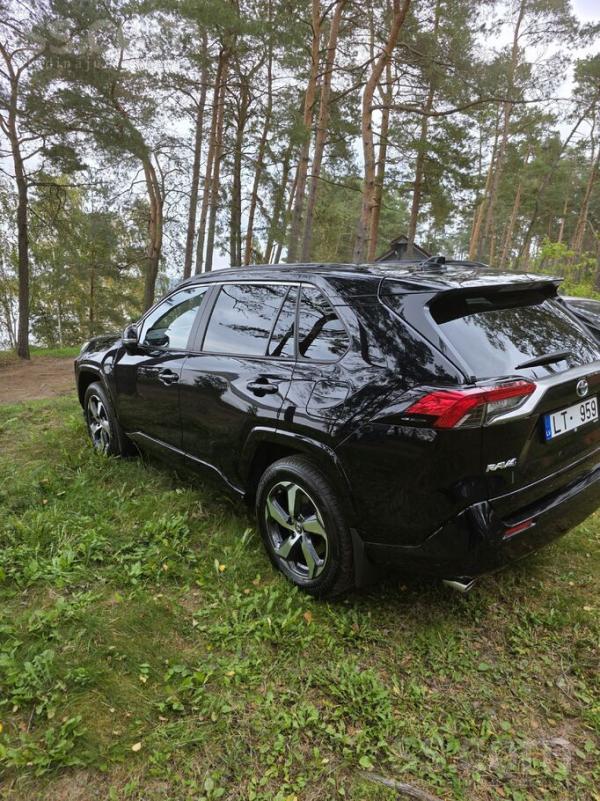 Toyota RAV4 2025 in Riga on AUTOMOTO.COM.LV Black Toyota RAV4 2025 in Riga, with an engine capacity of 2.50 L and mileage of 18 thousand km for 50000 €, photo 4 on AUTOMOTO.COM.LV