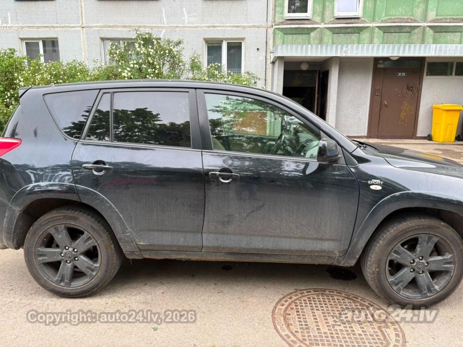 Melns Toyota RAV4 2006 Rīga, ar dzinēja tilpumu 2.20 L un nobraukumu 235 tūkst. km par 1500 €, foto 3 vietnē AUTOMOTO.COM.LV