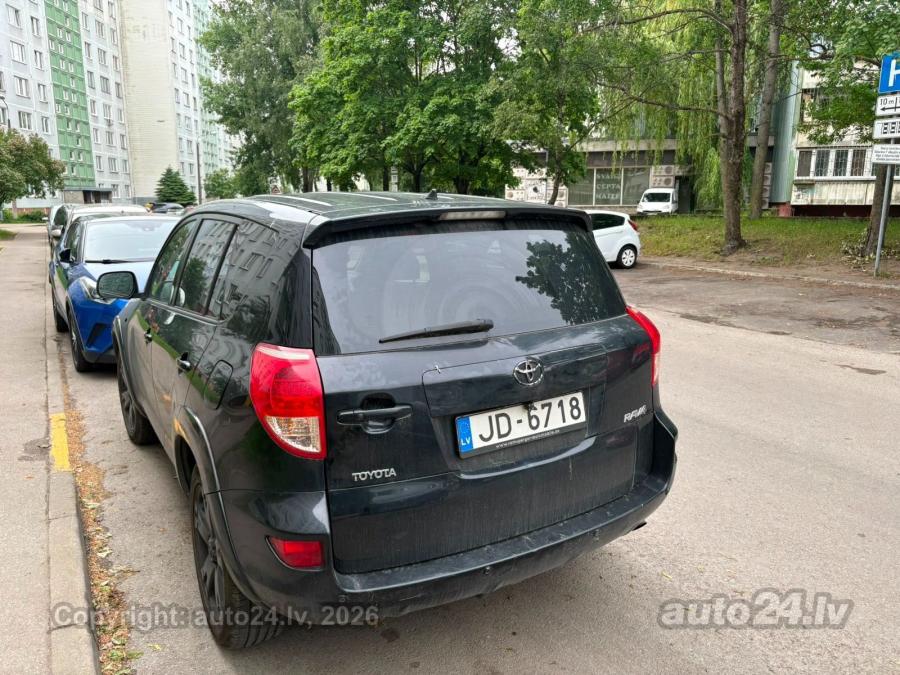 Melns Toyota RAV4 2006 Rīga, ar dzinēja tilpumu 2.20 L un nobraukumu 235 tūkst. km par 1500 €, foto 5 vietnē AUTOMOTO.COM.LV