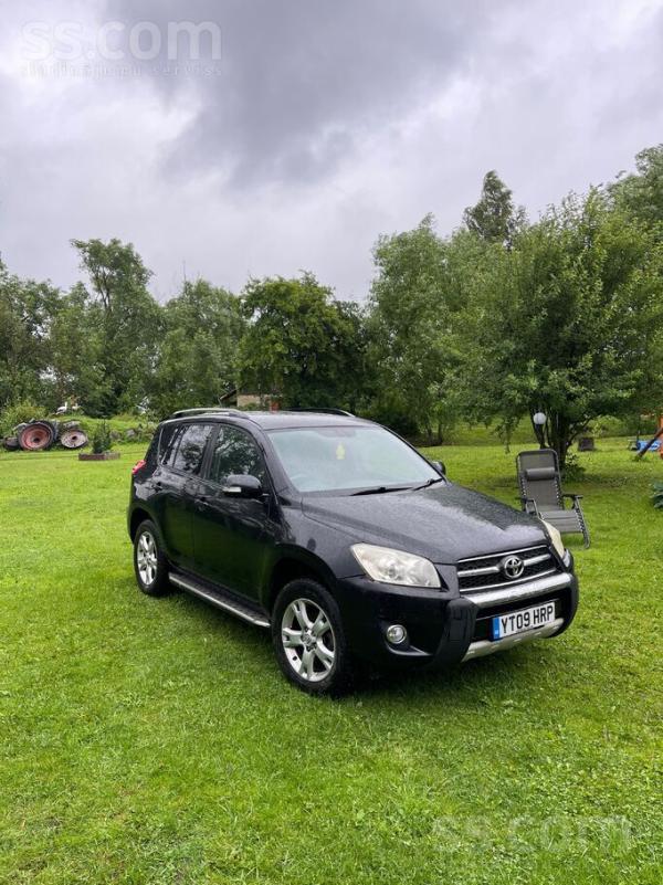 Black Toyota RAV4 2009 in Ventspils, with an engine capacity of 2.20 L and mileage of 0 thousand km for 1800 €, photo 1 on AUTOMOTO.COM.LV