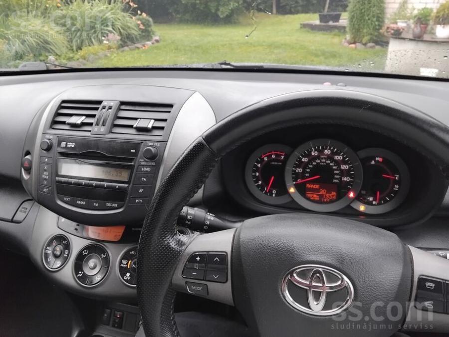 Melns Toyota RAV4 2009 Ventspils, ar dzinēja tilpumu 2.20 L un nobraukumu 0 tūkst. km par 1800 €, foto 4 vietnē AUTOMOTO.COM.LV