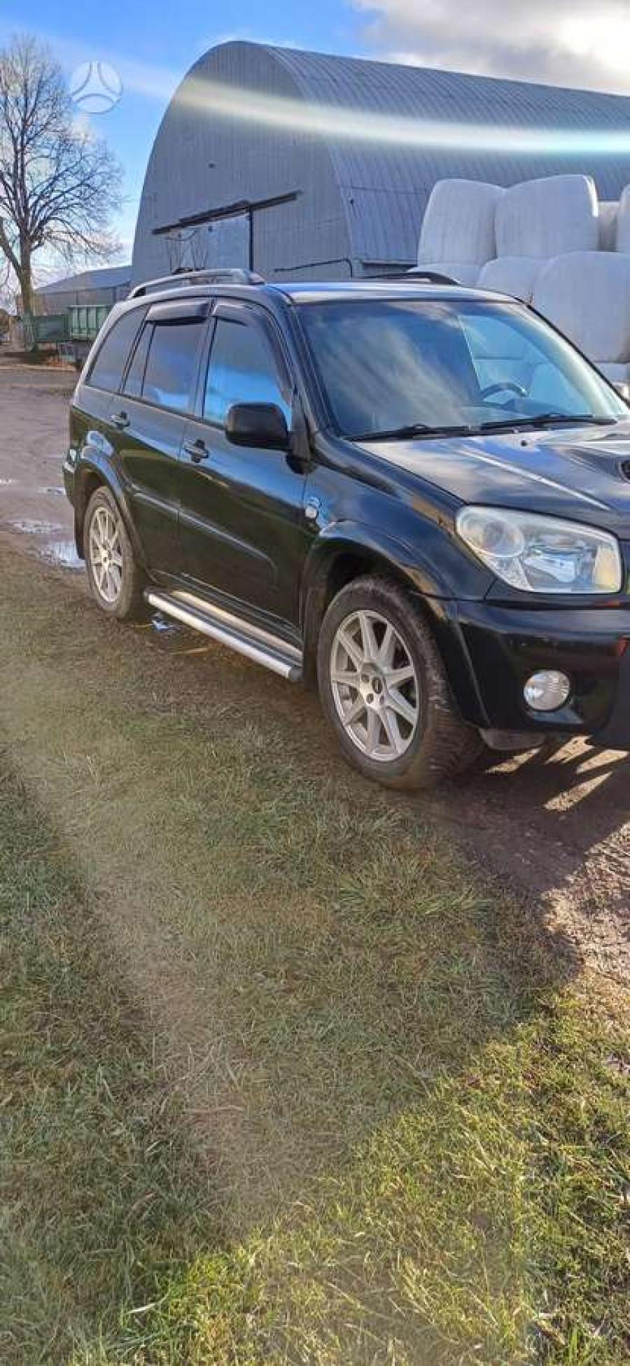 Black Toyota RAV4 2014 in Raseiniai, with an engine capacity of 2.00 L and mileage of 323 thousand km for 2650 €, photo 5 on AUTOMOTO.COM.LV