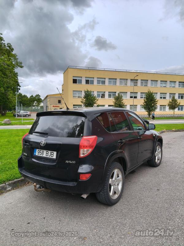 Black Toyota RAV4 2006 in Jogeva, with an engine capacity of 2.20 L and mileage of 288 thousand km for 2400 €, photo 4 on AUTOMOTO.COM.LV