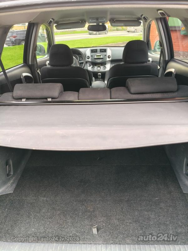 Black Toyota RAV4 2006 in Jogeva, with an engine capacity of 2.20 L and mileage of 288 thousand km for 2400 €, photo 5 on AUTOMOTO.COM.LV