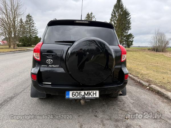 Black Toyota RAV4 2007 in Rakvere, with an engine capacity of 2.20 L and mileage of 220 thousand km for 5900 €, photo 5 on AUTOMOTO.COM.LV