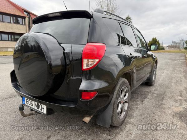 Black Toyota RAV4 2007 in Rakvere, with an engine capacity of 2.20 L and mileage of 220 thousand km for 5900 €, photo 6 on AUTOMOTO.COM.LV