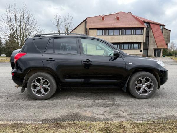 Black Toyota RAV4 2007 in Rakvere, with an engine capacity of 2.20 L and mileage of 220 thousand km for 5900 €, photo 8 on AUTOMOTO.COM.LV