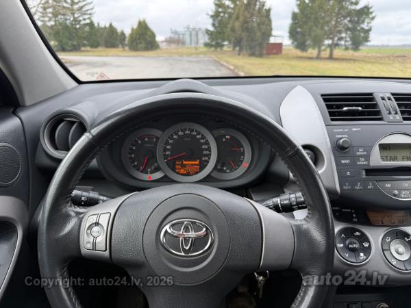 Black Toyota RAV4 2007 in Rakvere, with an engine capacity of 2.20 L and mileage of 220 thousand km for 5900 €, photo 9 on AUTOMOTO.COM.LV