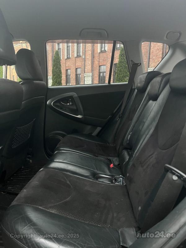 Melns Toyota RAV4 2012 Tallina, ar dzinēja tilpumu 2.00 L un nobraukumu 185 tūkst. km par 9499 €, foto 11 vietnē AUTOMOTO.COM.LV