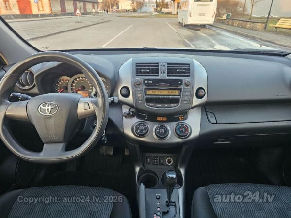 Melns Toyota RAV4 2012 Paide, ar dzinēja tilpumu 2.00 L un nobraukumu 199 tūkst. km par 7999 €, foto 8 vietnē AUTOMOTO.COM.LV