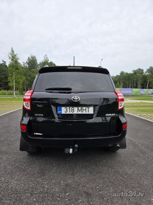 Melns Toyota RAV4 2012 Tallina, ar dzinēja tilpumu 2.00 L un nobraukumu 147 tūkst. km par 11900 €, foto 4 vietnē AUTOMOTO.COM.LV