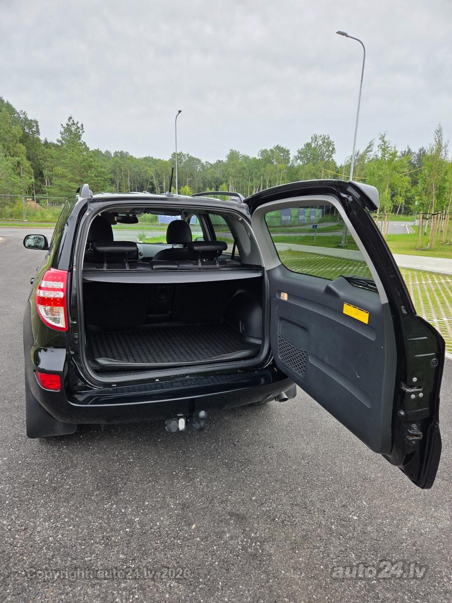Melns Toyota RAV4 2012 Tallina, ar dzinēja tilpumu 2.00 L un nobraukumu 147 tūkst. km par 11900 €, foto 8 vietnē AUTOMOTO.COM.LV