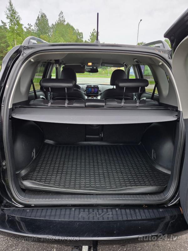 Melns Toyota RAV4 2012 Tallina, ar dzinēja tilpumu 2.00 L un nobraukumu 147 tūkst. km par 11900 €, foto 8 vietnē AUTOMOTO.COM.LV