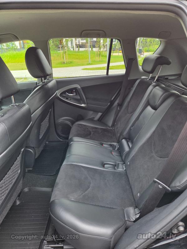 Melns Toyota RAV4 2012 Tallina, ar dzinēja tilpumu 2.00 L un nobraukumu 147 tūkst. km par 11900 €, foto 9 vietnē AUTOMOTO.COM.LV