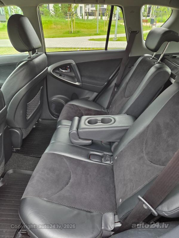 Melns Toyota RAV4 2012 Tallina, ar dzinēja tilpumu 2.00 L un nobraukumu 147 tūkst. km par 11900 €, foto 10 vietnē AUTOMOTO.COM.LV