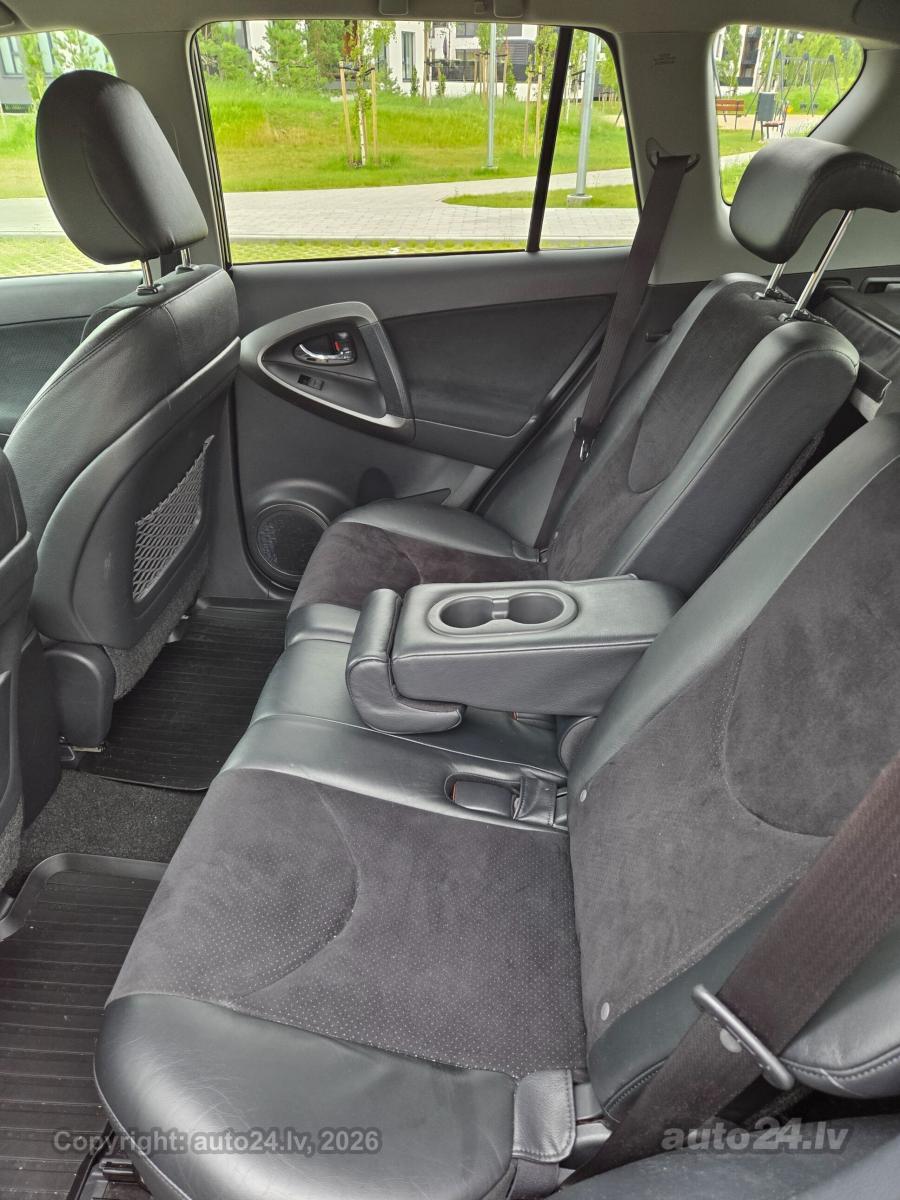 Melns Toyota RAV4 2012 Tallina, ar dzinēja tilpumu 2.00 L un nobraukumu 147 tūkst. km par 11900 €, foto 11 vietnē AUTOMOTO.COM.LV