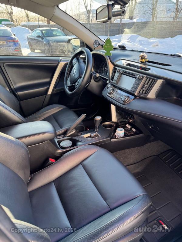 Melns Toyota RAV4 2013 Tallina, ar dzinēja tilpumu 2.00 L un nobraukumu 195 tūkst. km par 13000 €, foto 11 vietnē AUTOMOTO.COM.LV