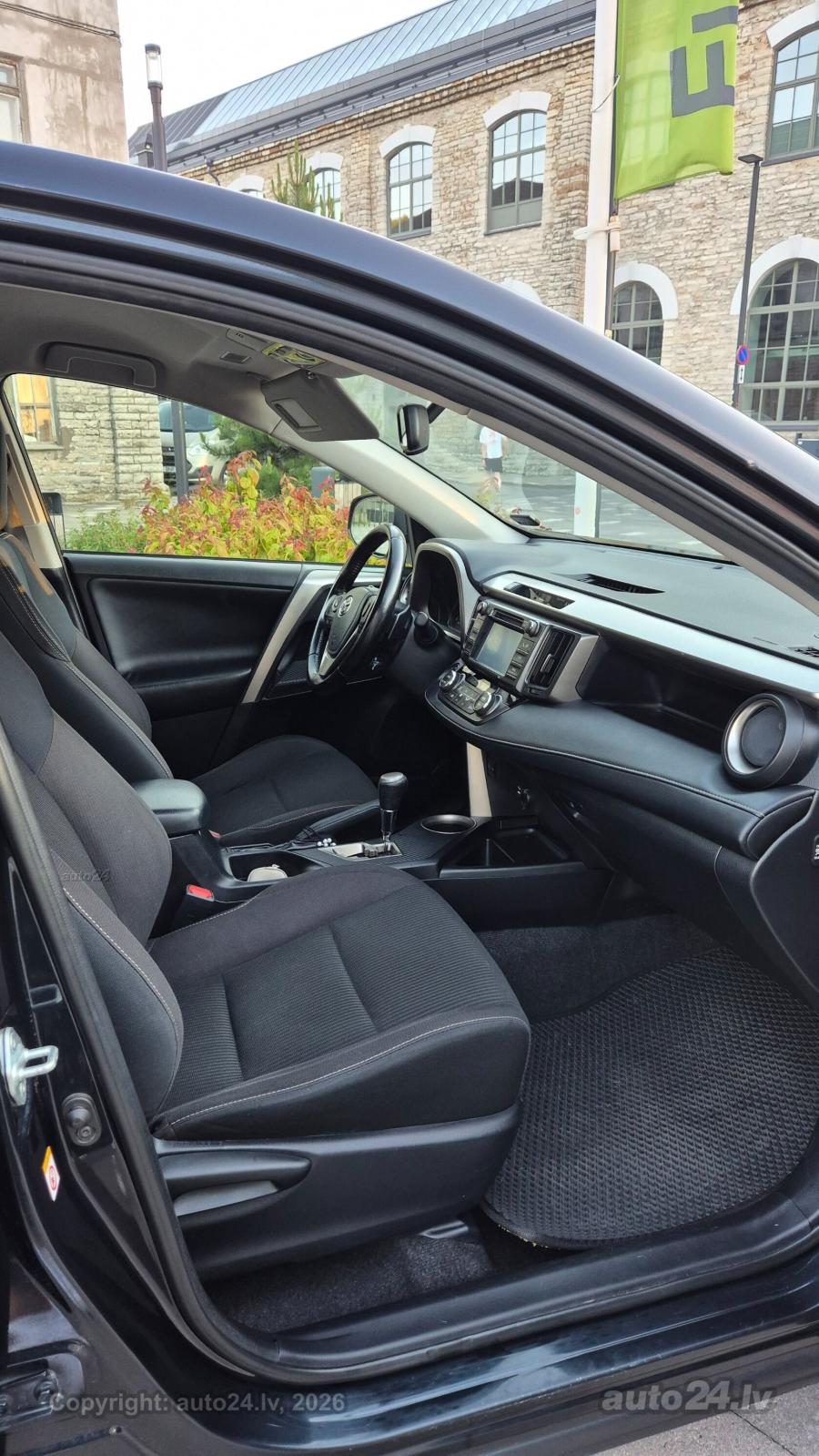 Melns Toyota RAV4 2015 Tallina, ar dzinēja tilpumu 2.20 L un nobraukumu 218 tūkst. km par 12900 €, foto 9 vietnē AUTOMOTO.COM.LV