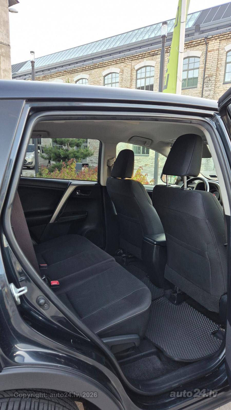 Melns Toyota RAV4 2015 Tallina, ar dzinēja tilpumu 2.20 L un nobraukumu 218 tūkst. km par 12900 €, foto 11 vietnē AUTOMOTO.COM.LV