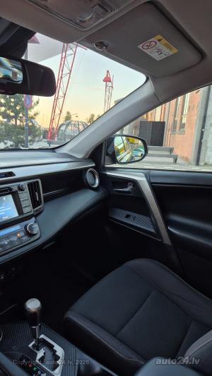Melns Toyota RAV4 2015 Tallina, ar dzinēja tilpumu 2.20 L un nobraukumu 218 tūkst. km par 12900 €, foto 16 vietnē AUTOMOTO.COM.LV