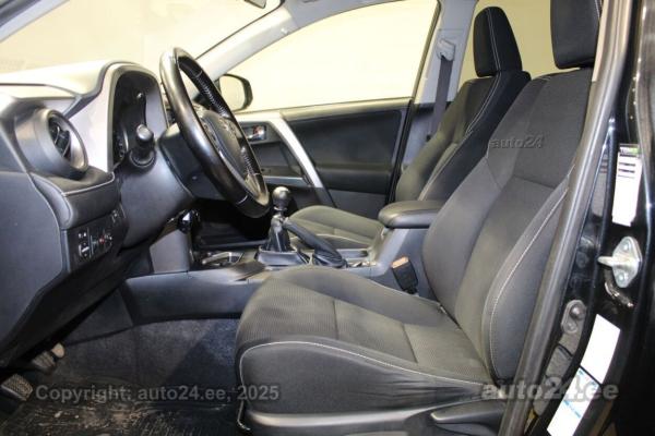 Melns Toyota RAV4 2016 Tallina, ar dzinēja tilpumu 2.00 L un nobraukumu 131 tūkst. km par 14990 €, foto 11 vietnē AUTOMOTO.COM.LV