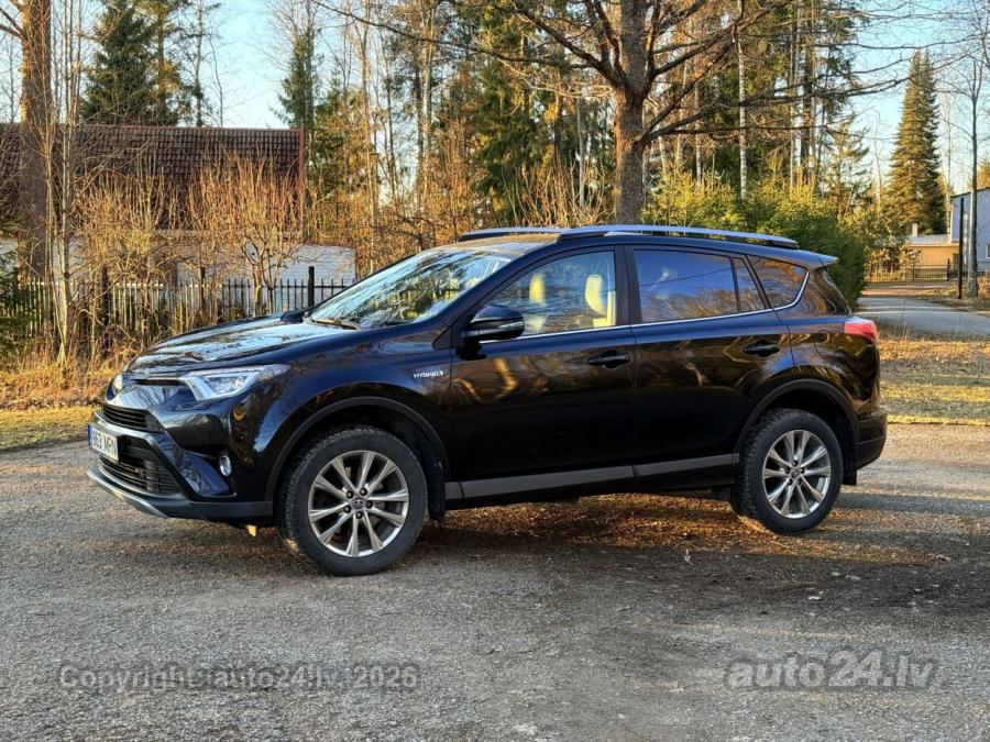 Black Toyota RAV4 2017 in Tallinn, with an engine capacity of 2.50 L and mileage of 72 thousand km for 19300 €, photo 2 on AUTOMOTO.COM.LV