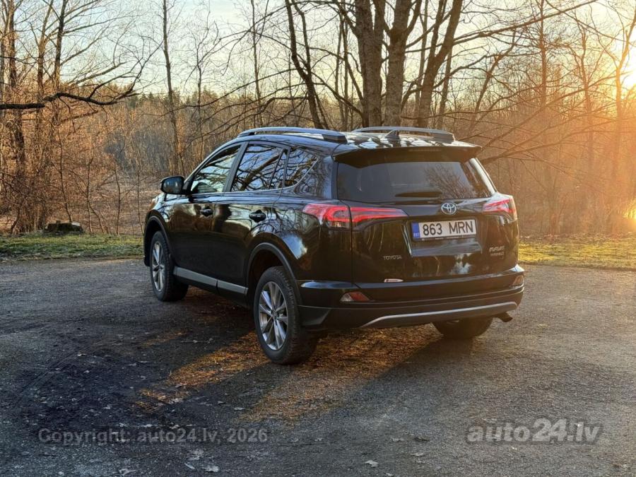 Black Toyota RAV4 2017 in Tallinn, with an engine capacity of 2.50 L and mileage of 72 thousand km for 19300 €, photo 3 on AUTOMOTO.COM.LV