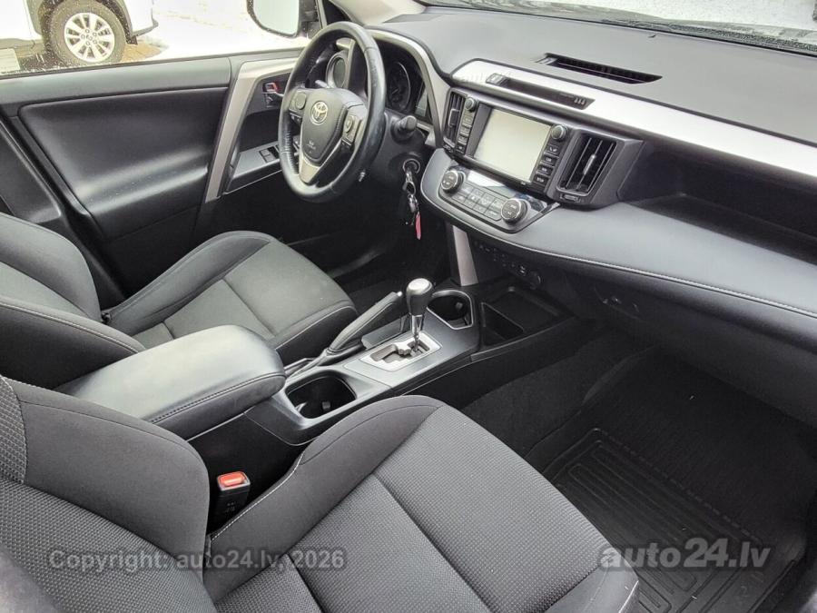 Black Toyota RAV4 2018 in Tallinn, with an engine capacity of 1.99 L and mileage of 127 thousand km for 17995 €, photo 6 on AUTOMOTO.COM.LV