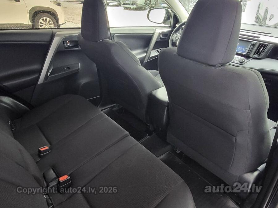 Black Toyota RAV4 2018 in Tallinn, with an engine capacity of 1.99 L and mileage of 127 thousand km for 17995 €, photo 7 on AUTOMOTO.COM.LV